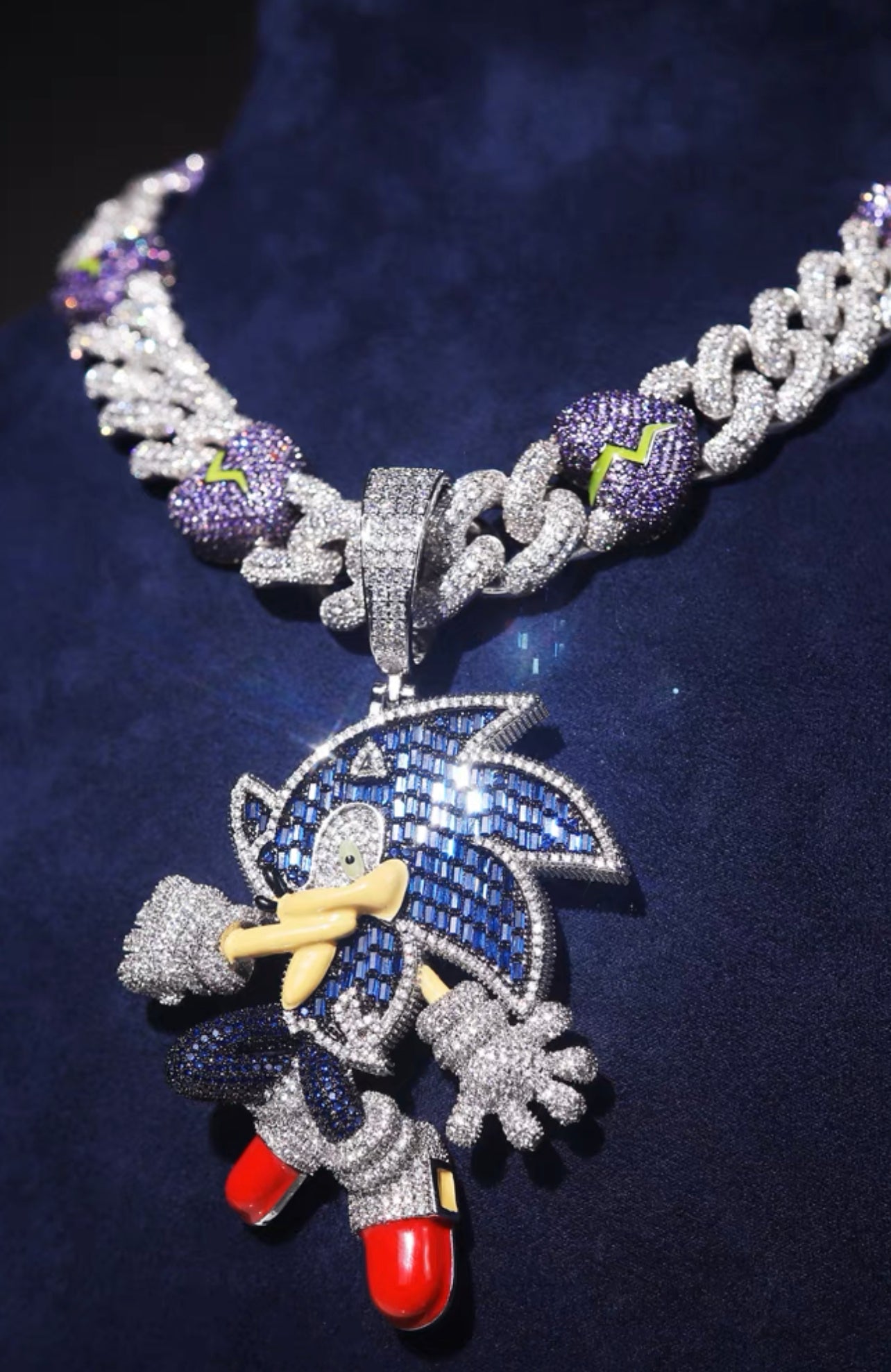 Fully iced Sonic the Hedgehog with enamel Red/Blue – Bijouterie Gonin